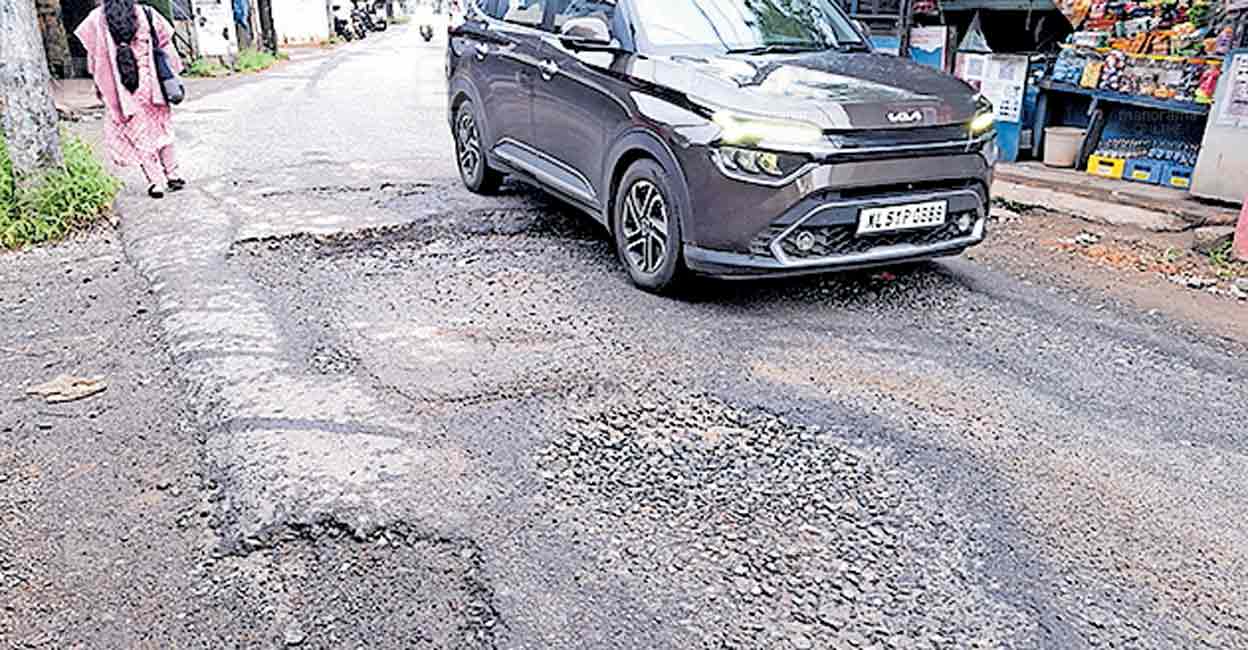കുണ്ടും കുഴിയും നിറഞ്ഞ് ചെമ്മാട് ബസ് സ്റ്റാൻഡ് റോഡ് | Tirurangadi ...