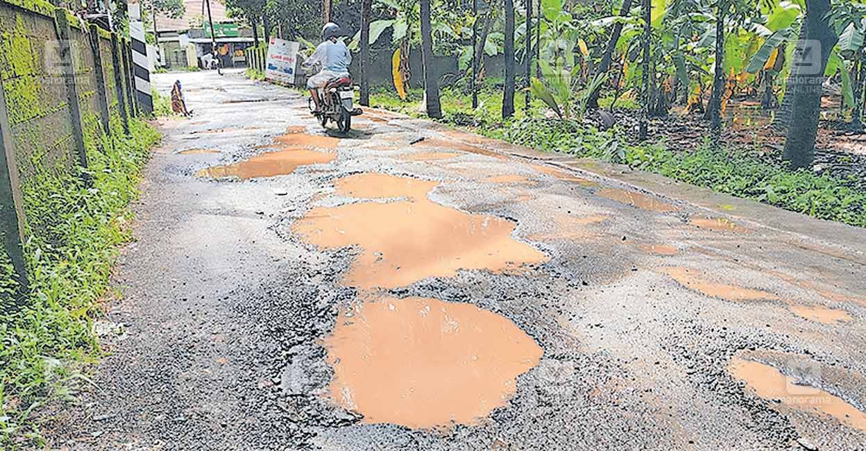 കനത്ത മഴയിൽ പാടേ തകർന്ന് വെളിയങ്കോട് – അയ്യോട്ടിച്ചിറ റോഡ് ...