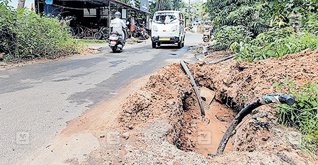 റോഡിലെ കുഴി അപകടഭീഷണി ഉയർത്തുന്നതായി പരാതി | Eramangalam ...