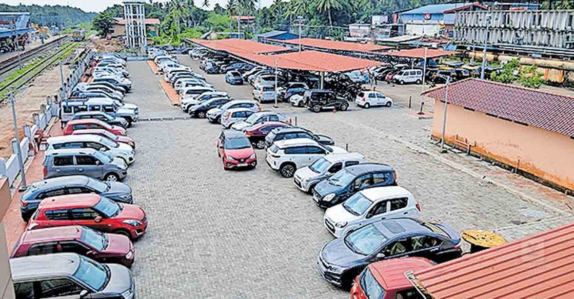 തിരൂർ റെയിൽവേ സ്റ്റേഷനിൽ പുതിയ പാർക്കിങ് ഗ്രൗണ്ട്; ബൈക്കുകളും കാറുകളും ...