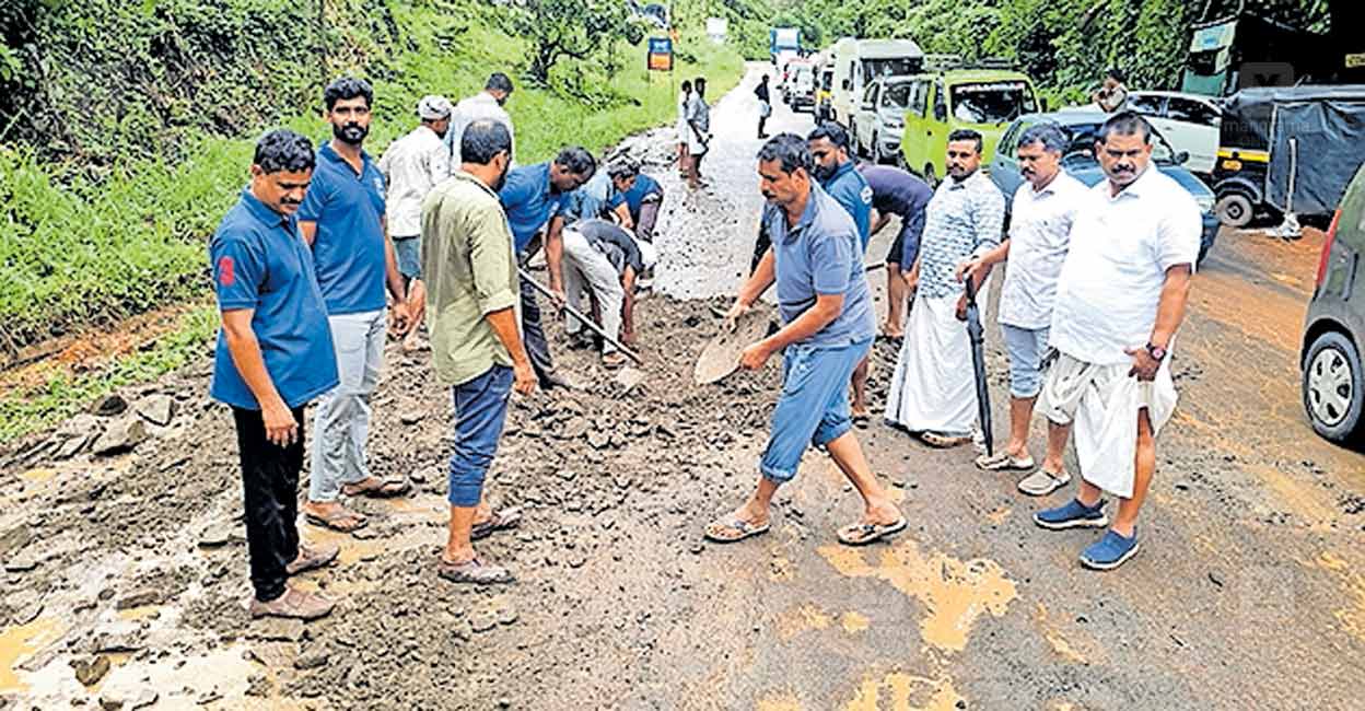 തിരൂർക്കാട്-ആനക്കയം റോഡ്: വൻകുഴികൾ അടച്ച് ‘രക്ഷാപ്രവർത്തനം’ | Mankada ...