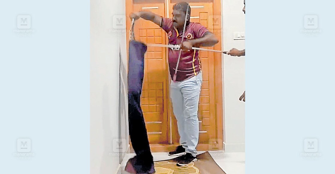 സിറ്റൗട്ടിൽ കാത്തുനിൽക്കുന്ന അതിഥിയെ കണ്ട് വീട്ടുകാർ ഞെട്ടി, പിന്നീടൊരു ...