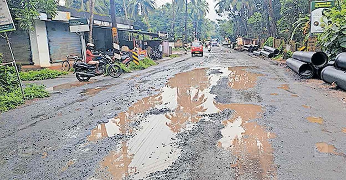 ടാറും മെറ്റലും മഴയിൽ ഒലിച്ചുപോയി; മഴ മാറിയാൽ മാത്രമേ റോഡ് നിർമാണം ...