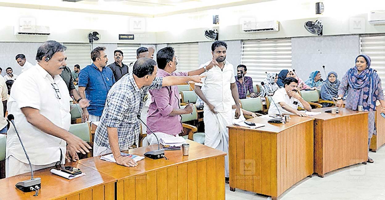 വ്യാജരേഖ ചമച്ച് വോട്ടുചേർക്കലെന്ന് ആരോപണം; ബഹളത്തിൽ മുങ്ങി കൗൺസിൽ യോഗം | Malappuram Municipality ...