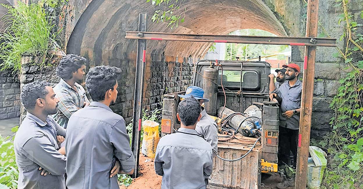 അങ്ങാടിപ്പുറത്തെ കുരുക്ക്: ആശ്വാസവഴിയുമായി റെയിൽവേ; ചെറിയ വാഹനങ്ങൾക്ക് ...