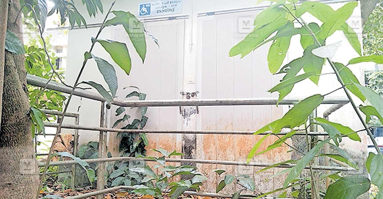 ശുചിമുറിയില്ല: കലക്ടറേറ്റിൽ ആ ‘ശങ്ക’യിൽ ജീവനക്കാർ | Malappuram Collectorate | Public Toilets ...