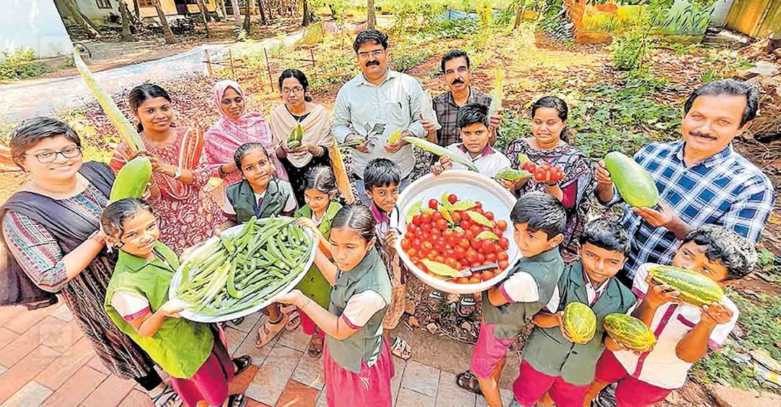 ഇവിടെ കുട്ടികൾ വിളയിക്കുന്നു കൂട നിറയെ പച്ചക്കറിയും മനം നിറയെ സന്തോഷവും ...