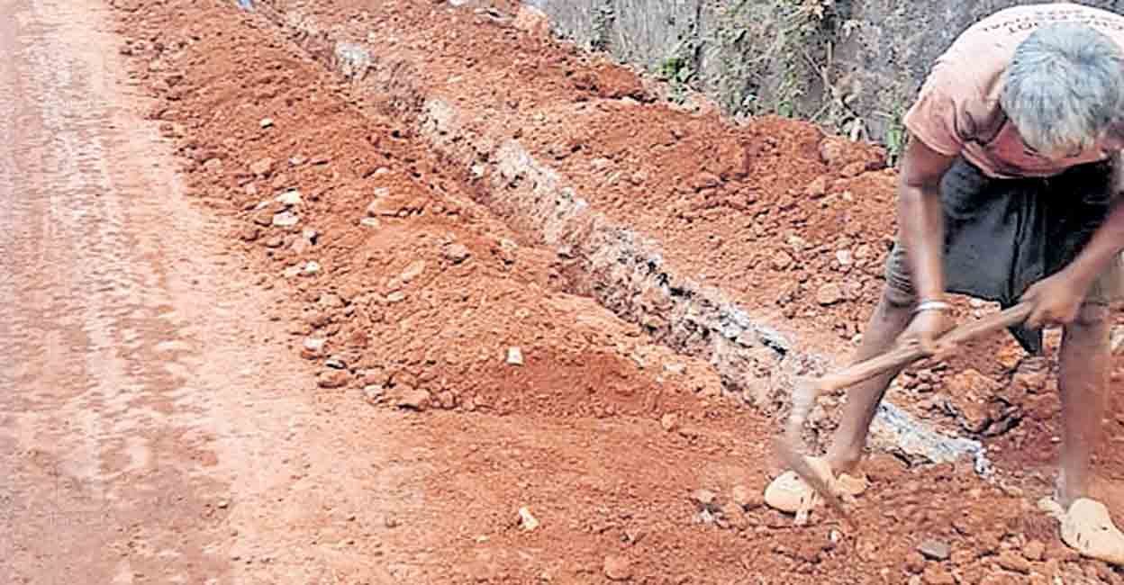 പഞ്ചായത്തംഗത്തിന്റെ പ്രതിഷേധം ഫലം കണ്ടു; ശുദ്ധജല പദ്ധതിക്കായി പൈപ്പിടാ ...