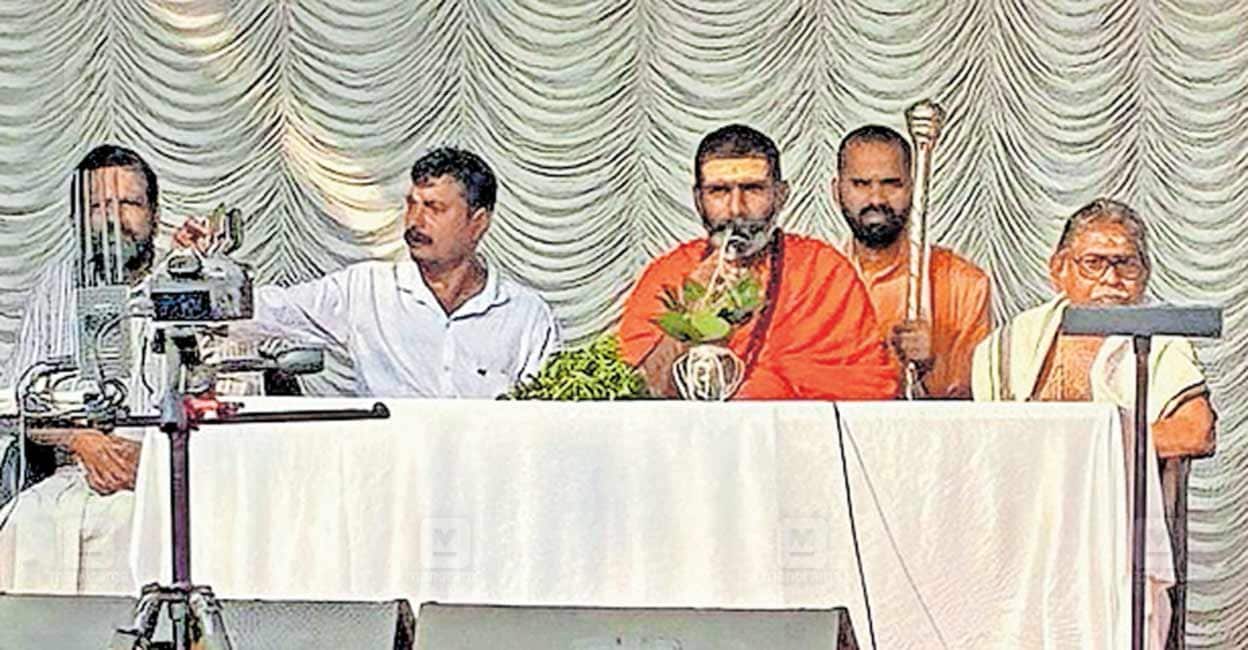 കുംഭമേളയ്ക്കായി ദീപജ്യോതി, ധ്വജ, ധ്വജസ്തംഭ ഘോഷയാത്ര; ആലിപ്പറമ്പ് കളരിയി ...