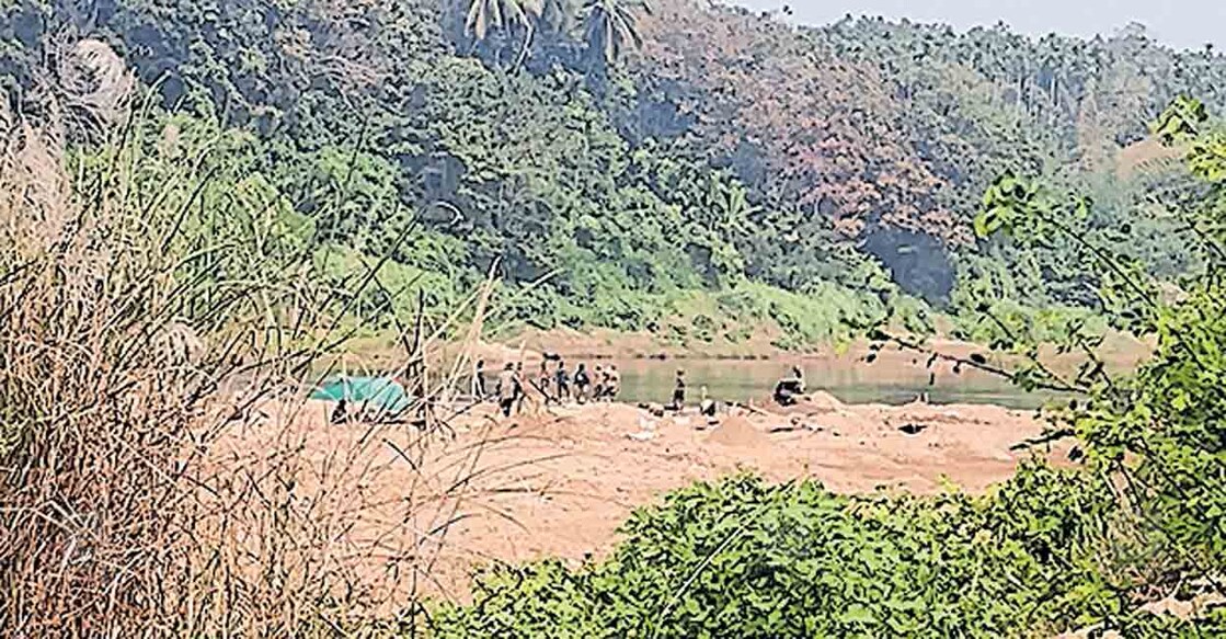 വിശപ്പ് തീർക്കുന്ന പൊന്ന്; ചാലിയാറിന്റെ തീരങ്ങളിൽ പൊന്നരിക്കുന്നവർക്ക് ...