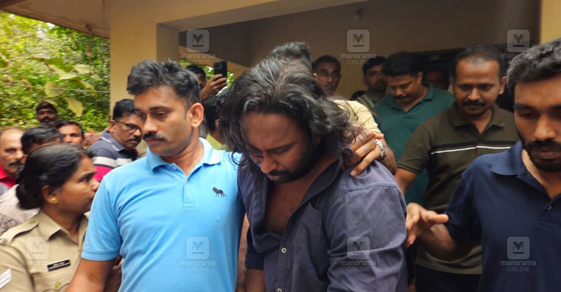 വീട്ടമ്മയെ ആക്രമിച്ച് മുളകുപൊടി എറിഞ്ഞ് സ്വർണവള കട്ടർ ഉപയോഗിച്ച് ...