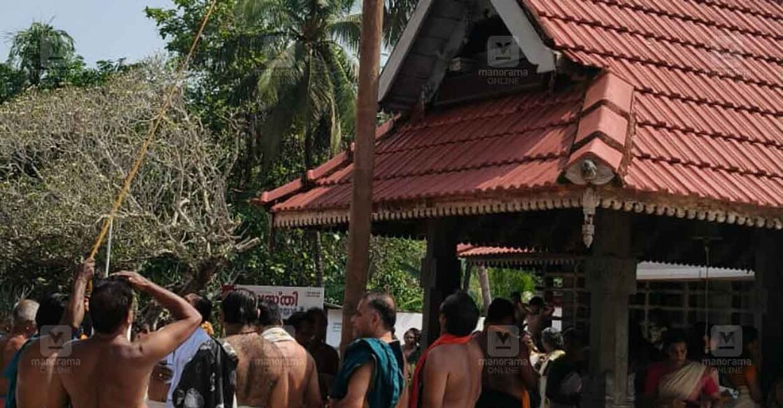 ശാസ്താവങ്ങോട്ടുപുറം ക്ഷേത്രം കളംപാട്ട് ഉത്സവം കൊടിയേറി | Kalampattu ...