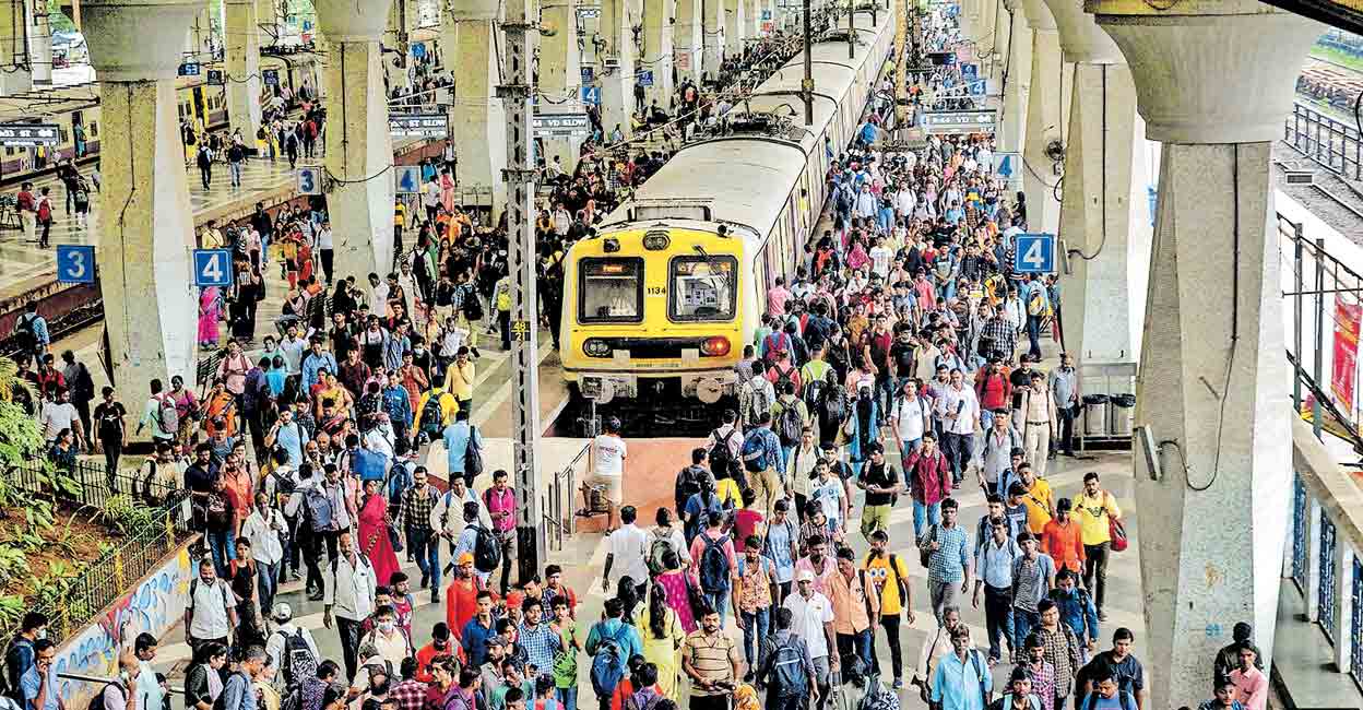 പാളം മുറിച്ചു കടന്നയാൾ ട്രെയിനിന്റെ അടിയിൽ കുടുങ്ങി, തള്ളിമാറ്റിയിട്ടും ...