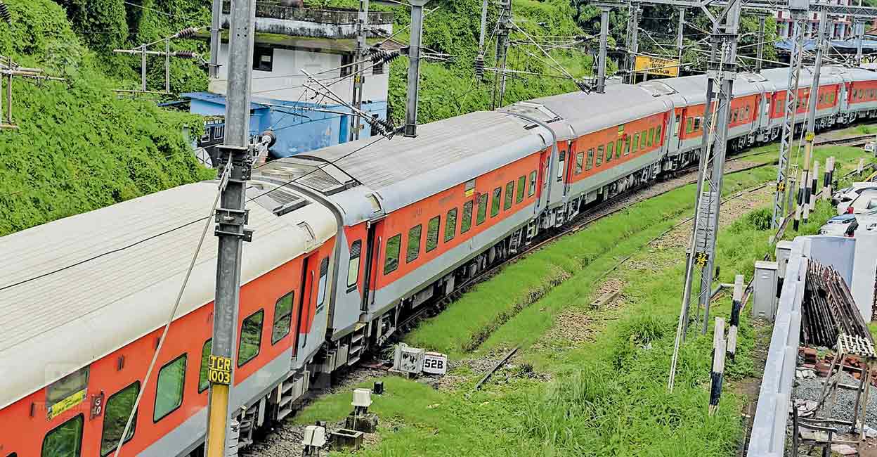 കടുംപച്ചയും മഞ്ഞയും ഇനി പഴങ്കഥ; തേരോട്ടം തുടങ്ങി പുത്തൻ ഗരീബ് രഥ് ...
