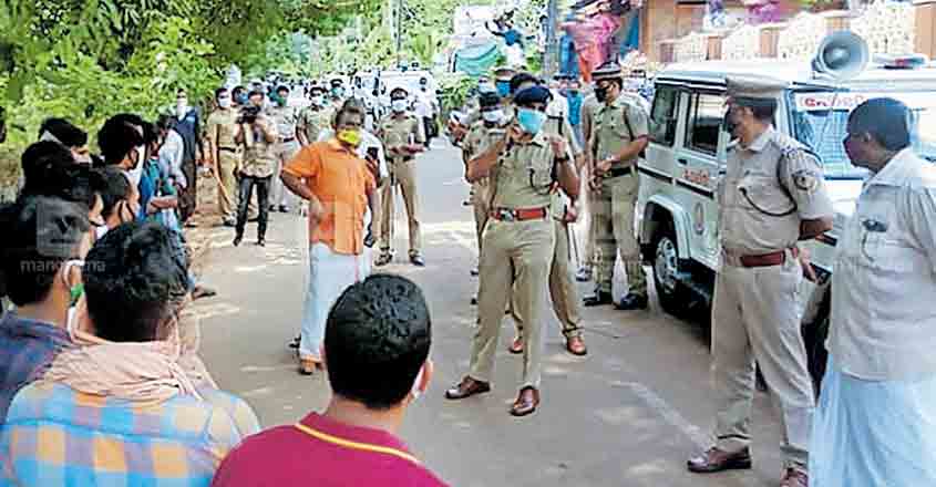 അതിഥി തൊഴിലാളികൾ സംഘടിച്ച് മാർച്ചിനു ശ്രമം; പൊലീസ് തടഞ്ഞു
