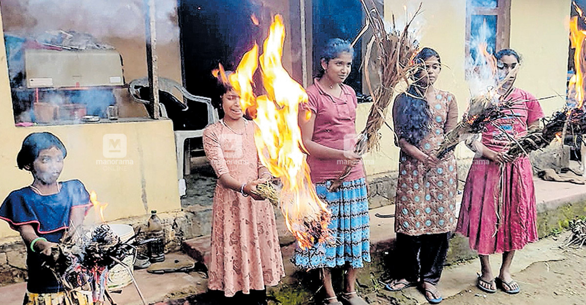 പ്രതിഷേധ ചൂട്ടുമായി കുറുക്കൻകുണ്ടിലെ കുട്ടികൾ