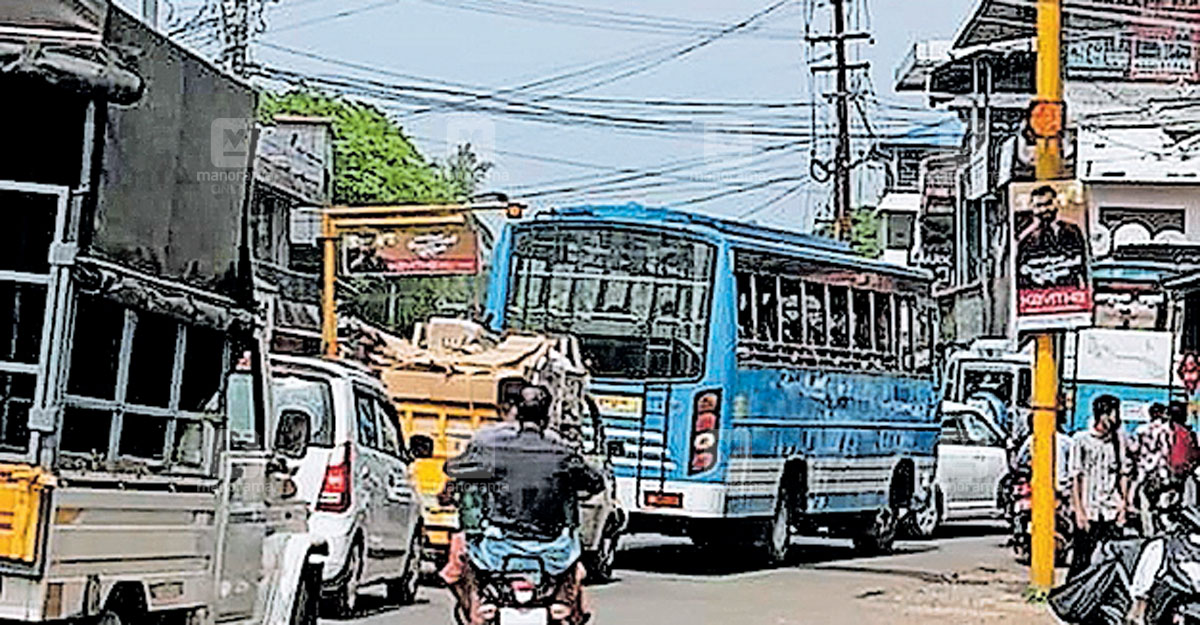 വിഷു, റമസാൻ വിപണി; കൊപ്പം ടൗണിൽ ഗതാഗതക്കുരുക്ക് രൂക്ഷം