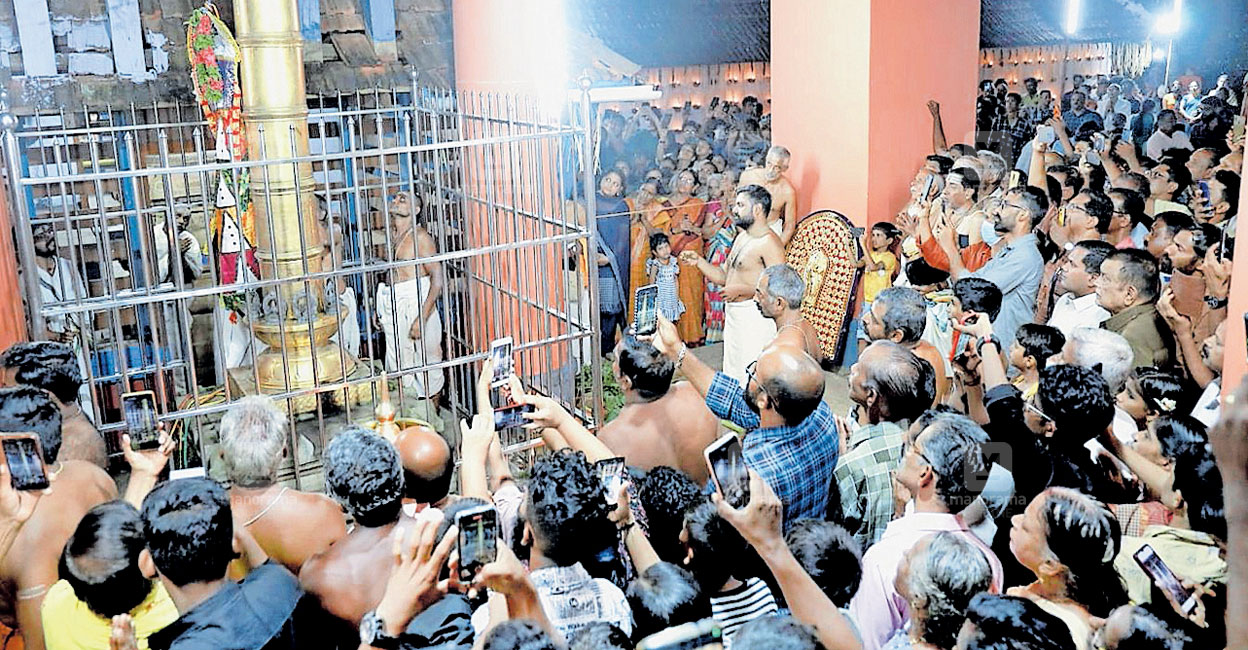 നവരാത്രി പുണ്യം തേടി ഭക്തജനപ്രവാഹം; അനുഗ്രഹനിറവിൽ പുതുക്കോട് ...
