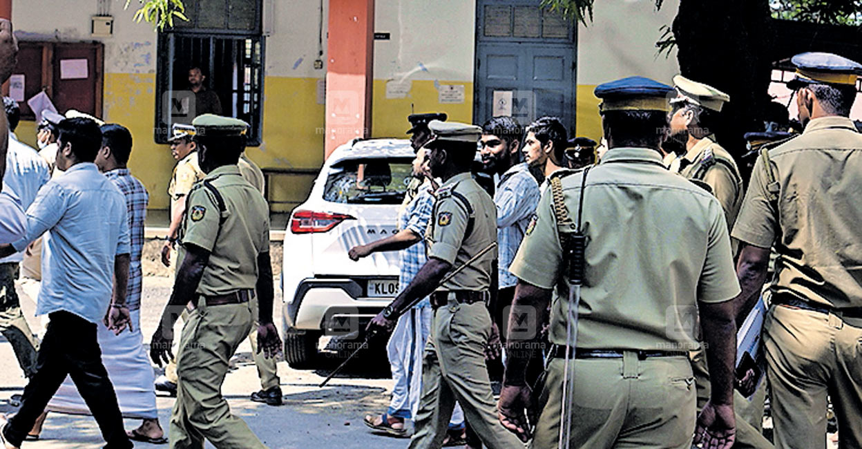ശ്രീനിവാസൻ വധം: 24 പ്രതികളെ കോടതിയിൽ ഹാജരാക്കി