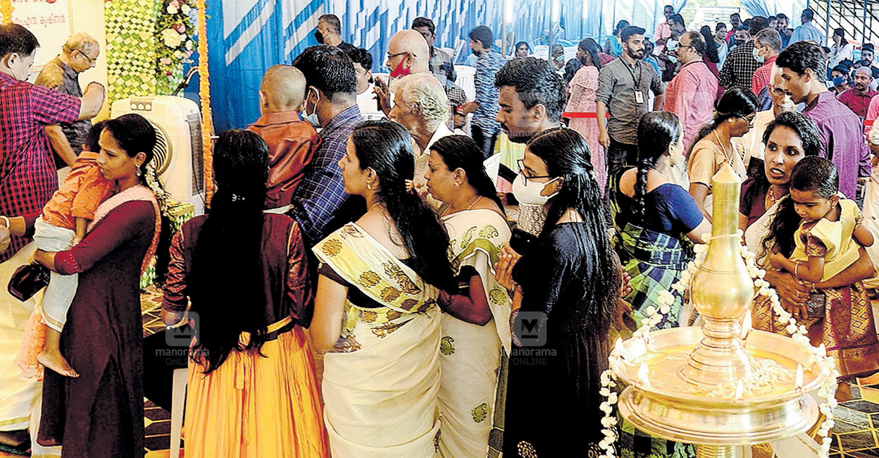 കുരുന്നു വിരലുകൾ മുറുകെ പിടിച്ച് ‘ഹരിശ്രീ’ കുറിപ്പിച്ചു ഗുരുക്കന്മാ ...