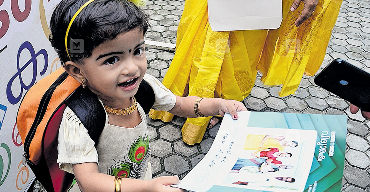 കുരുന്നു വിരലുകൾ മുറുകെ പിടിച്ച് ‘ഹരിശ്രീ’ കുറിപ്പിച്ചു ഗുരുക്കന്മാ ...