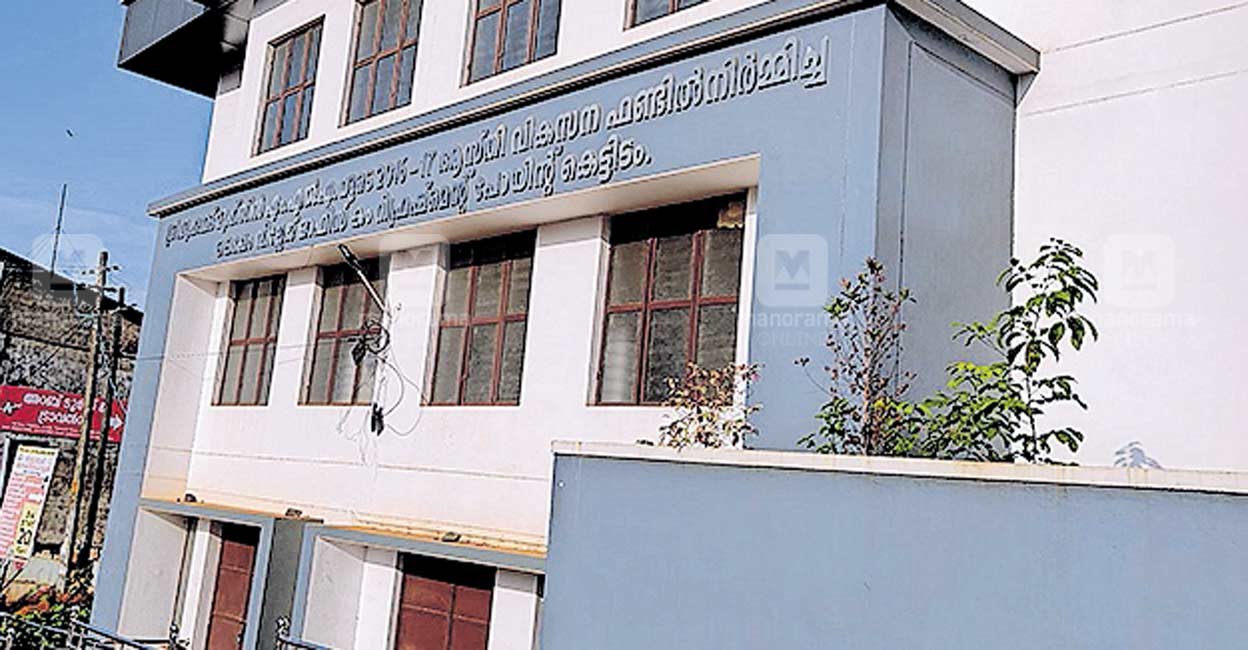 കൊപ്പം ടൗണിലെ വിശ്രമ കേന്ദ്രം മാലിന്യം തള്ളാനുള്ള സ്ഥലമായി