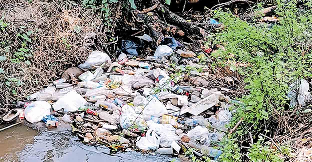 കനാൽവെള്ളത്തിൽ മാലിന്യം തള്ളുന്നതു പതിവായി