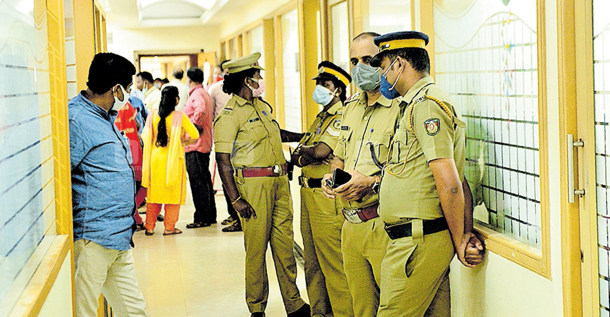 കലക്ടറുടെ ചേംബറിനു മുന്നിൽ പ്രതിഷേധം; അറസ്റ്റ്