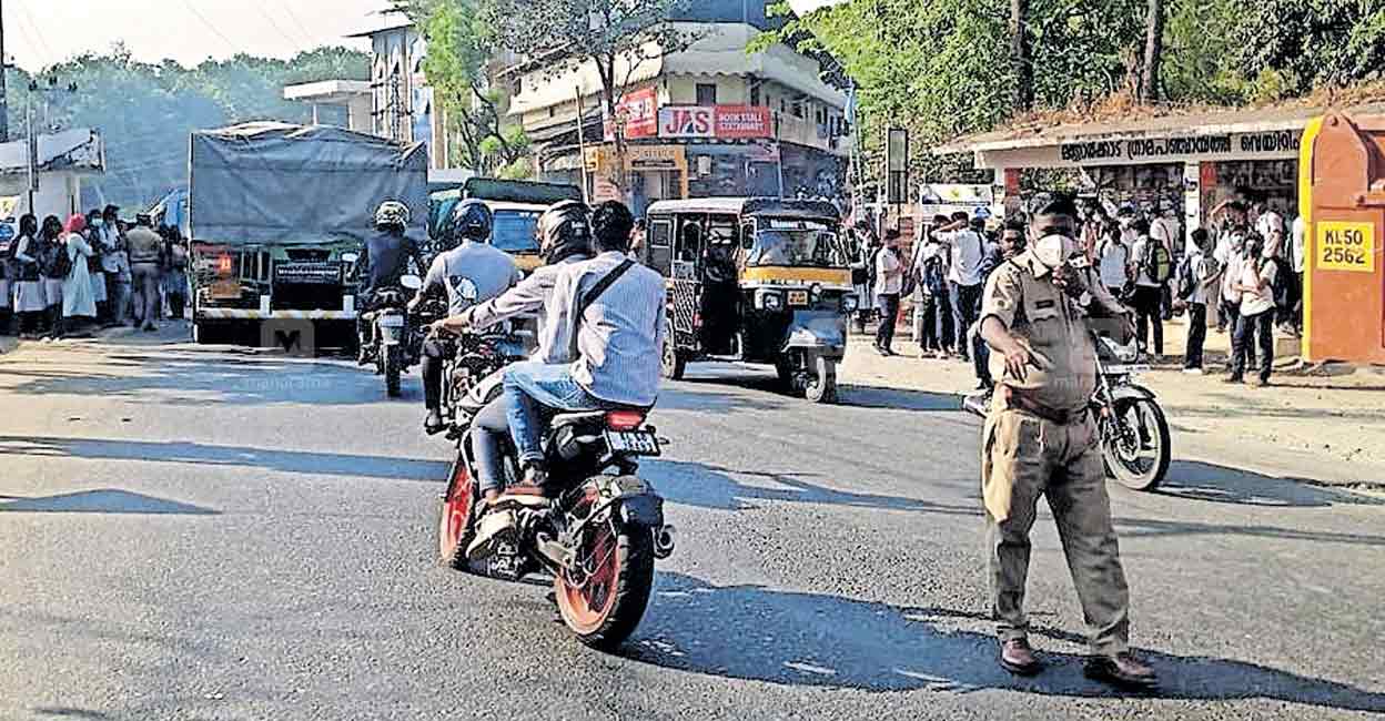 പൊലീസ് ഇടപെട്ടു; എംഇഎസ് കോളജ് ജംക് ഷനിലെ ഗതാഗതക്കുരുക്കഴിയുന്നു