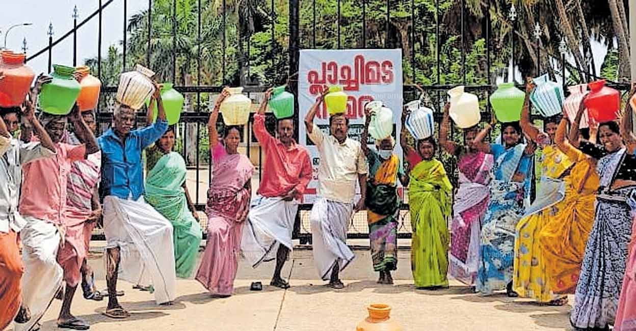 കോക്കകോള വിരുദ്ധ സമരം ഇരുപതാം വാർഷിക ദിനത്തിൽ ഒറ്റക്കാലിൽ നിന്നു പ്രതിഷേധം