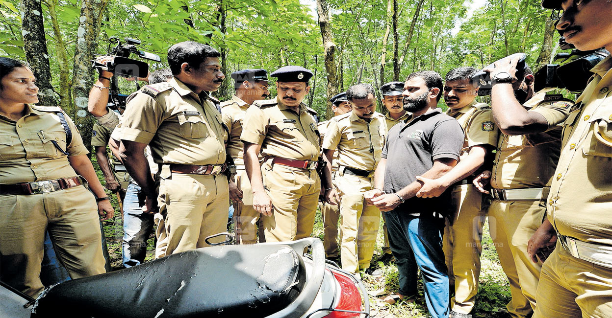 ശ്രീനിവാസൻ വധം: പ്രതികൾ ബിജെപി ഓഫിസ് പരിസരത്ത് എത്തിയതായി ദൃശ്യം ...