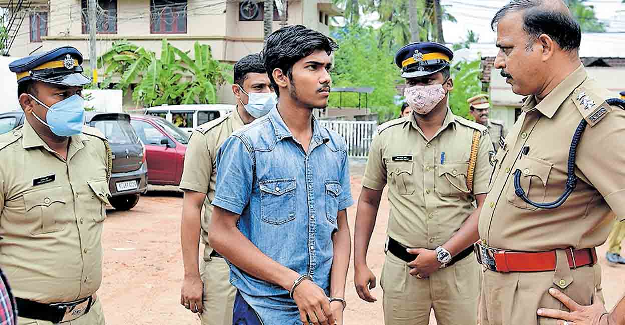 കൊലപാതകങ്ങളിൽ ഉദ്യോഗസ്ഥന്റെ പങ്ക്: പൊലീസ് വിശദാന്വേഷണത്തിൽ