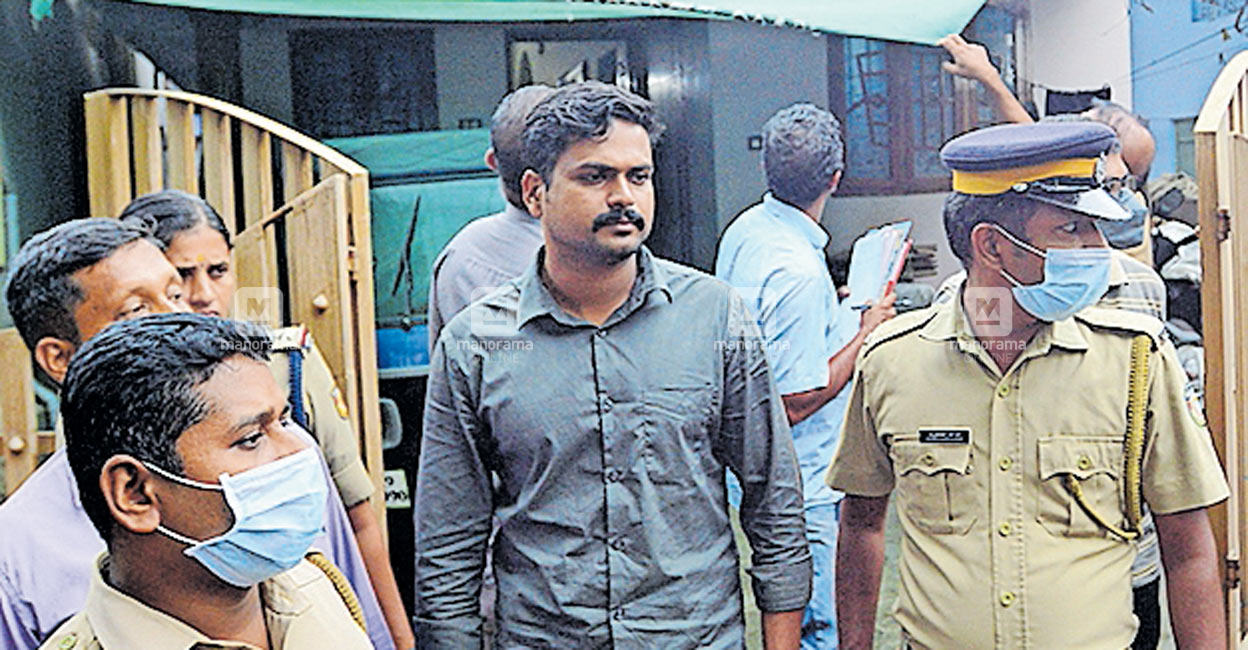 ആർഎസ്എസ് നേതാവിന്റെ വധം: അഗ്നിരക്ഷാ ഉദ്യോഗസ്ഥന് സസ്പെൻഷൻ