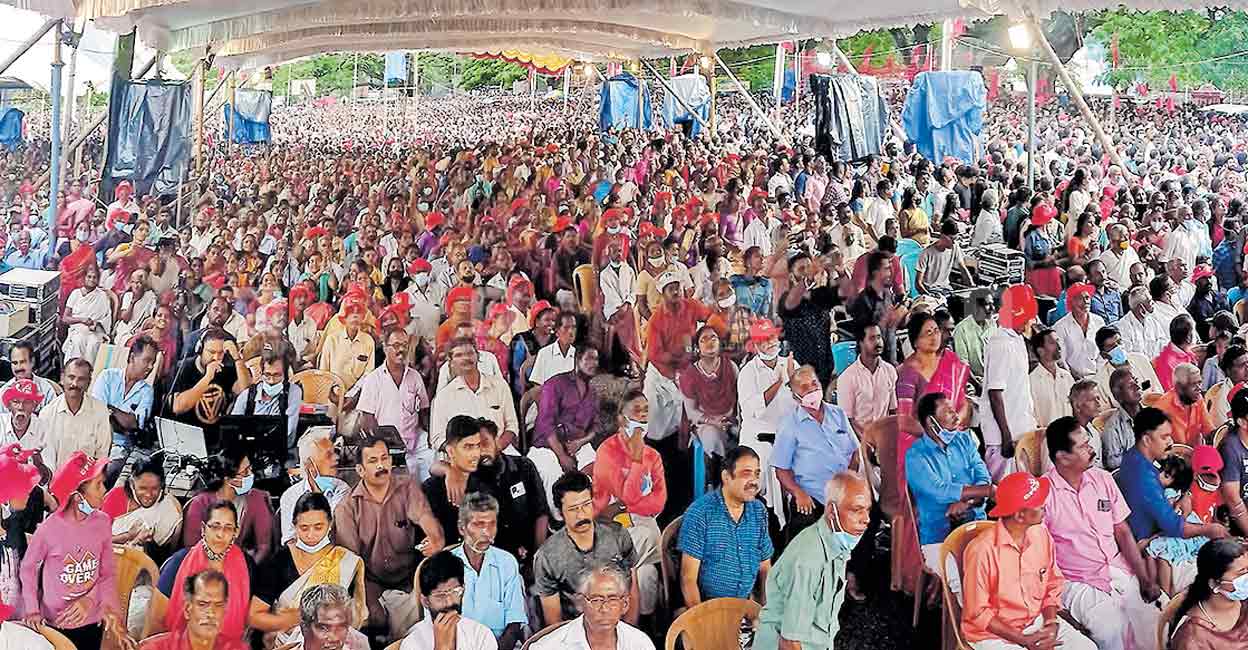 മനം നിറച്ച പ്രകടനത്തിന് വെടിക്കെട്ടോടെ വരവേ‍ൽപ്