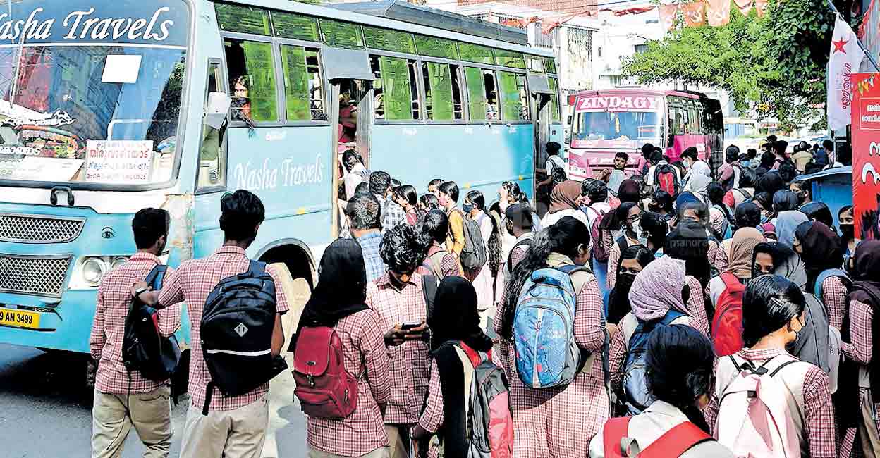 'സ്കൂളിലെത്താൻ എന്തു വഴി?‘ബസ് യാത്ര ഇപ്പോഴും വലിയ കഷ്ടപ്പാടാണ് | Kerala ...