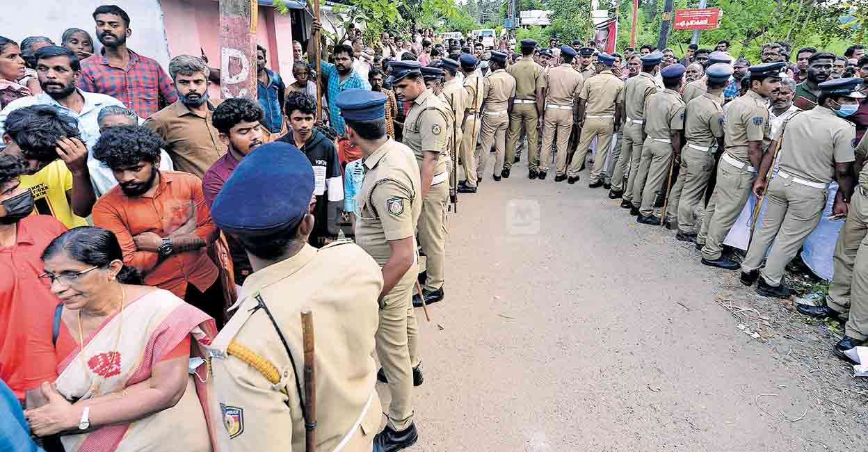 ‘വെട്ടിക്കൊല്ലുമ്പോൾ ‍ഞങ്ങളുടെ മുഖമൊന്നും നീയ് ഓർത്തില്ലല്ലോടാ ...