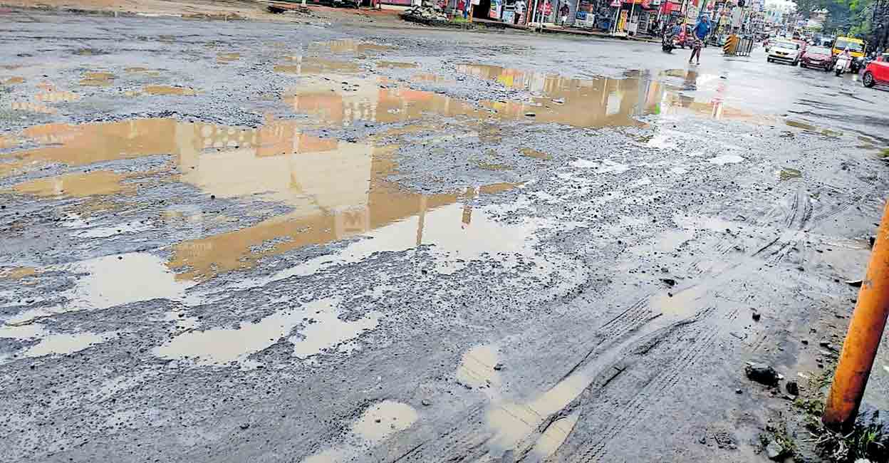 കനത്ത മഴ, തകർന്ന റോഡുകൾ; പട്ടാമ്പിക്കു ശാപമായി ഗതാഗതക്കുരുക്ക്