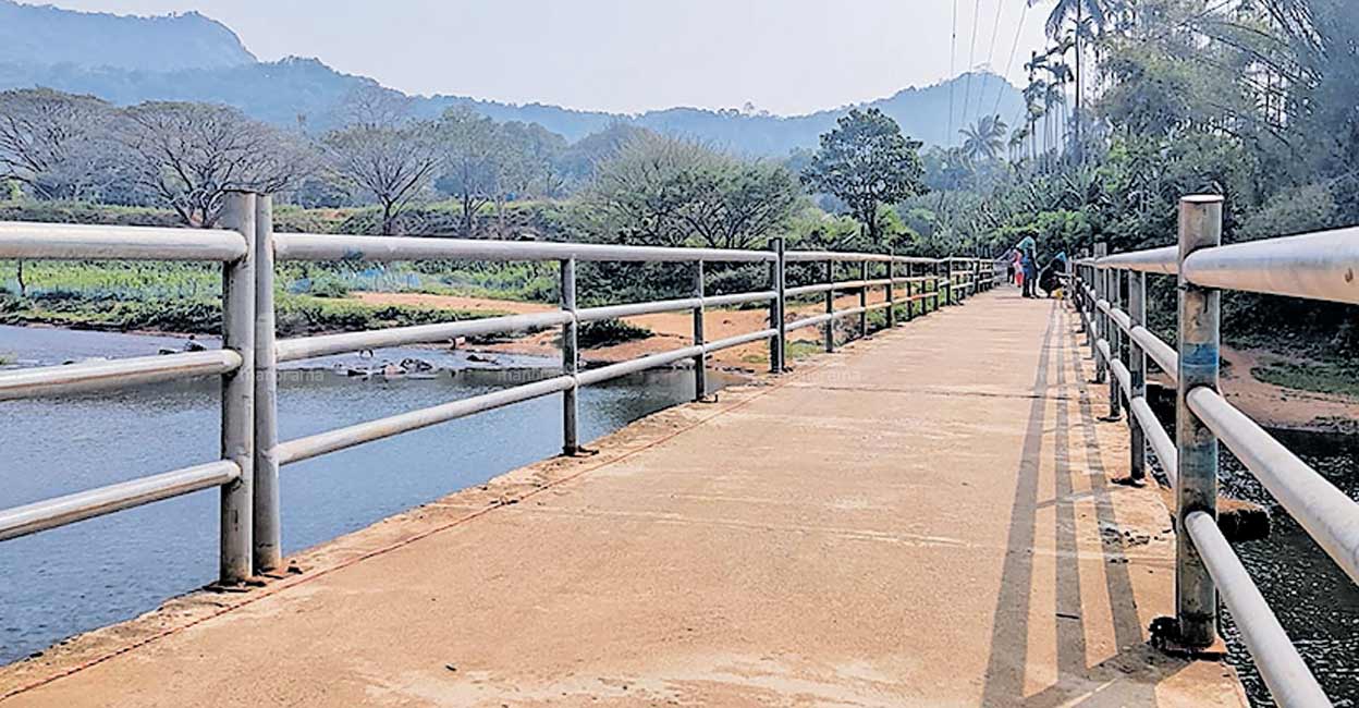 ചെമ്മണ്ണൂർ പാലത്തിന്റെ കൈവരികൾ പുനർനിർമിച്ചു
