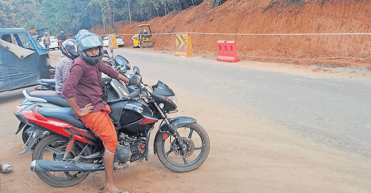 പട്ടാമ്പി – ഷെ‍ാർണൂർ പാതയുടെ നവീകരണം ത്വരിതപ്പെടുത്തണം