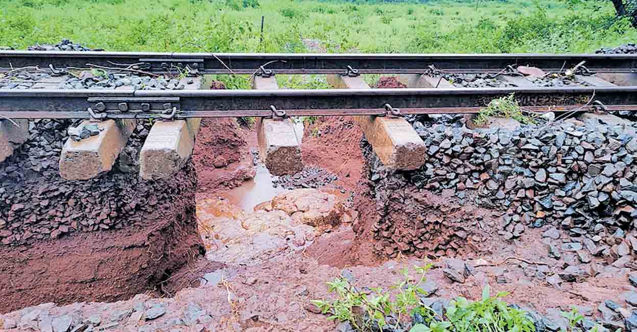വീണ്ടും മണ്ണിടിച്ചിലും മണ്ണൊലിപ്പും: ഊട്ടി പൈതൃക ട്രെയിൻ മുടങ്ങി, 16 ...