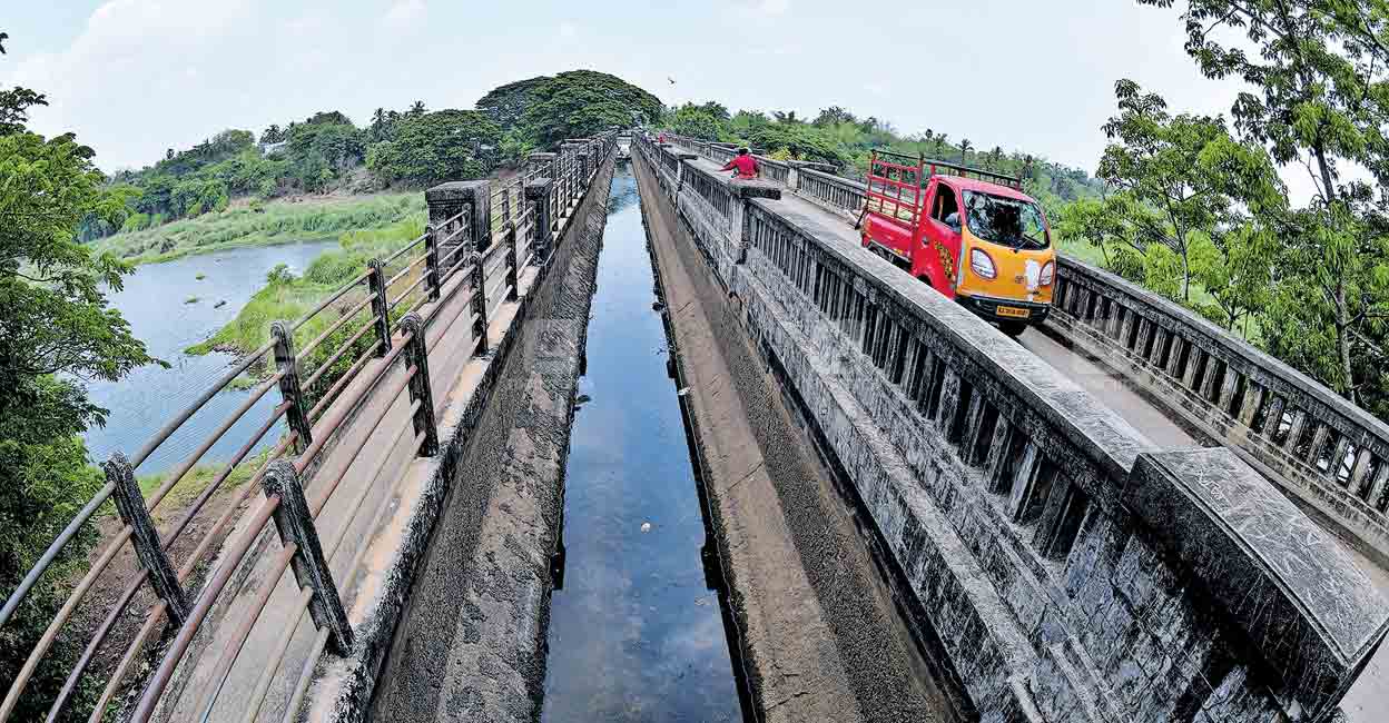 കൊടുമ്പ് പഴയ ബ്രിട്ടിഷ് പാലത്തിനു ബലക്ഷയം