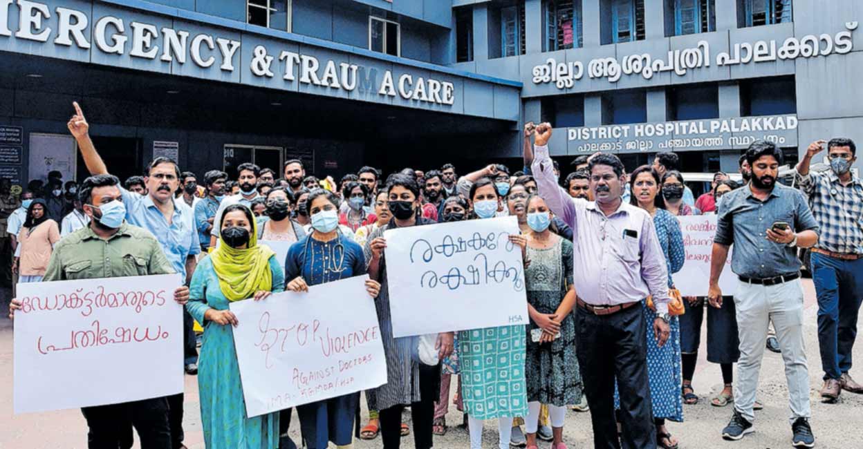 വേദന, രോഷം; ഡോ. വന്ദനദാസിന് ആദരാഞ്ജലി അർപ്പിച്ചും അക്രമത്തിൽ പ്രതിഷേധിച്ചും ഡോക്ടർമാർ | Vandana ...