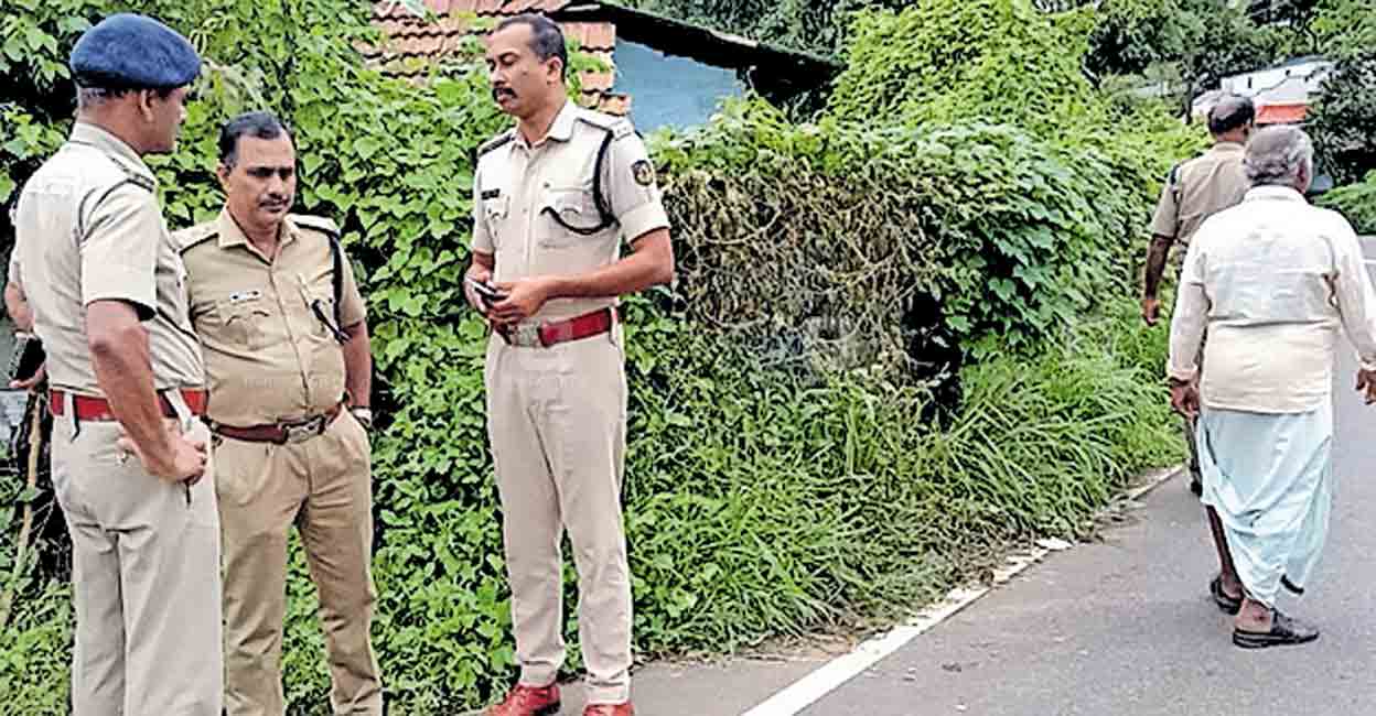 കാർത്തികയെ കെട്ടിപ്പിടിച്ച പ്രമോദ് ഇരുവരുടെയും ദേഹത്തു പെട്രോൾ ഒഴിച്ചു ...