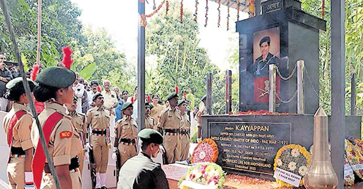 ഇന്ത്യ – പാക് യുദ്ധത്തിൽ രക്തസാക്ഷിയായ ധീര ജവാൻ അയ്യപ്പന്റെ സ്മാരകം സമ ...