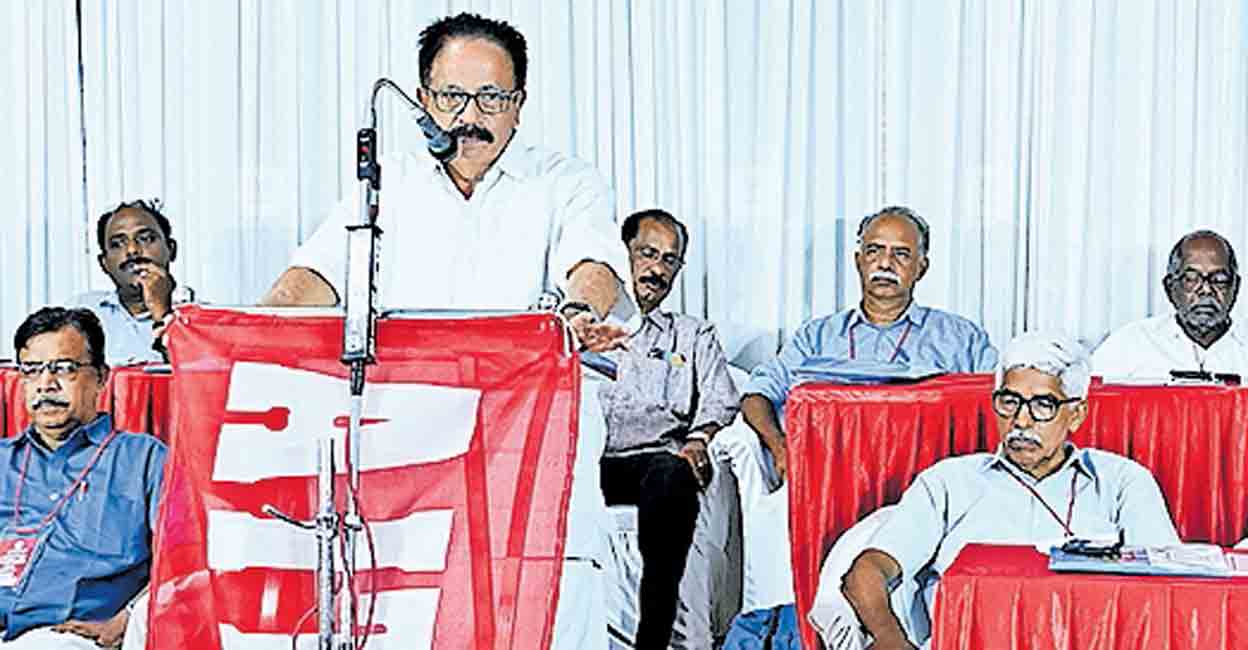 ‘അതിഥിത്തൊഴിലാളികളെ നിയമിച്ച് സ്ഥിരം ജോലി ഇല്ലാതാക്കുന്നു’