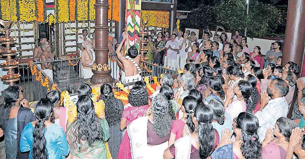 പടിഞ്ഞാറേ മഠം ഗുരുവായൂരപ്പൻ ക്ഷേത്രോത്സവത്തിന് കൊടിയേറ്റി
