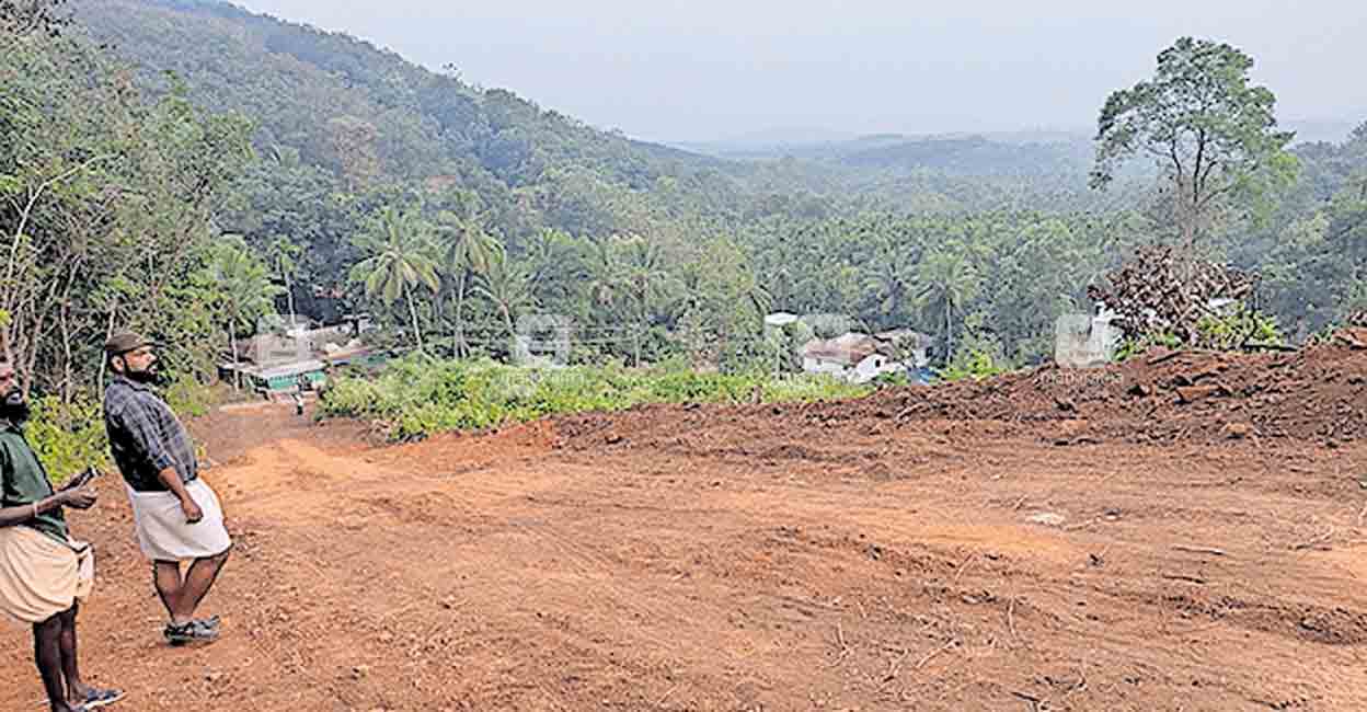 പാതാക്കര മലയിലേക്ക് റോഡ് നിർമാണം: പ്രതിഷേധവുമായി നാട്ടുകാർ