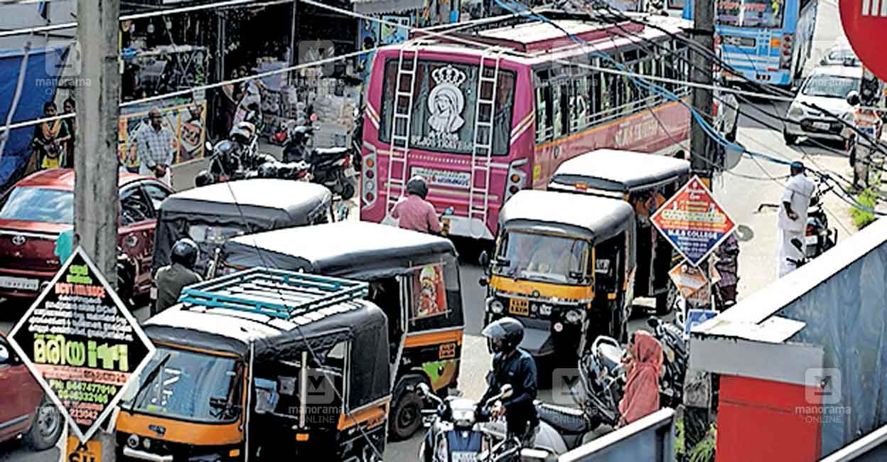 ആലത്തൂരിൽ അനധികൃത പാർക്കിങ് വഴിമുടക്കുന്നു | Alathur traffic issues ...