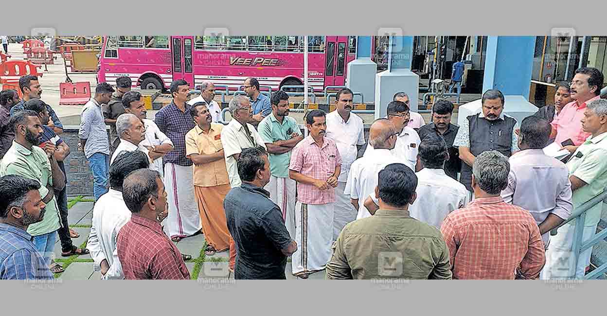 സ്കൂൾ വാഹനങ്ങള്‍ക്കു ടോൾ; പ്രതിഷേധം ശക്തമായി | Toll plaza controversy ...