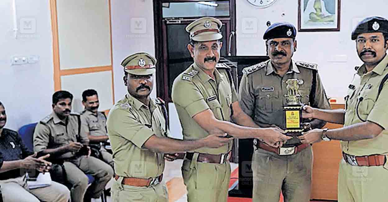 പട്ടാമ്പി പെ‍ാലീസ് സ്റ്റേഷൻ തുടർച്ചയായി ജില്ലയിലെ മികച്ച പെ‍ാലീസ് ...